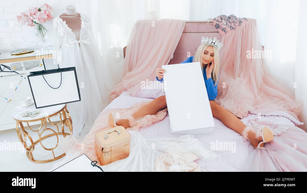 Woman rich home interior hi-res stock photography and images - Alamy