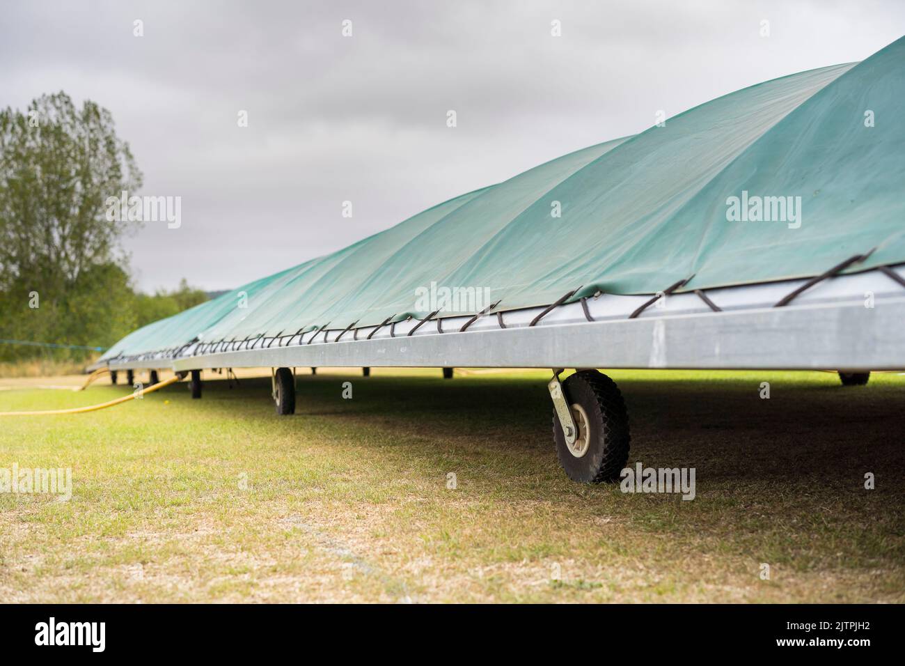 Side view of cricket pitch hi-res stock photography and images - Alamy