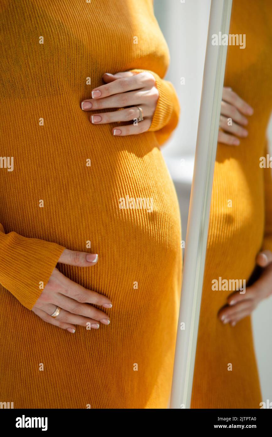 Belly mirror hi-res stock photography and images - Alamy
