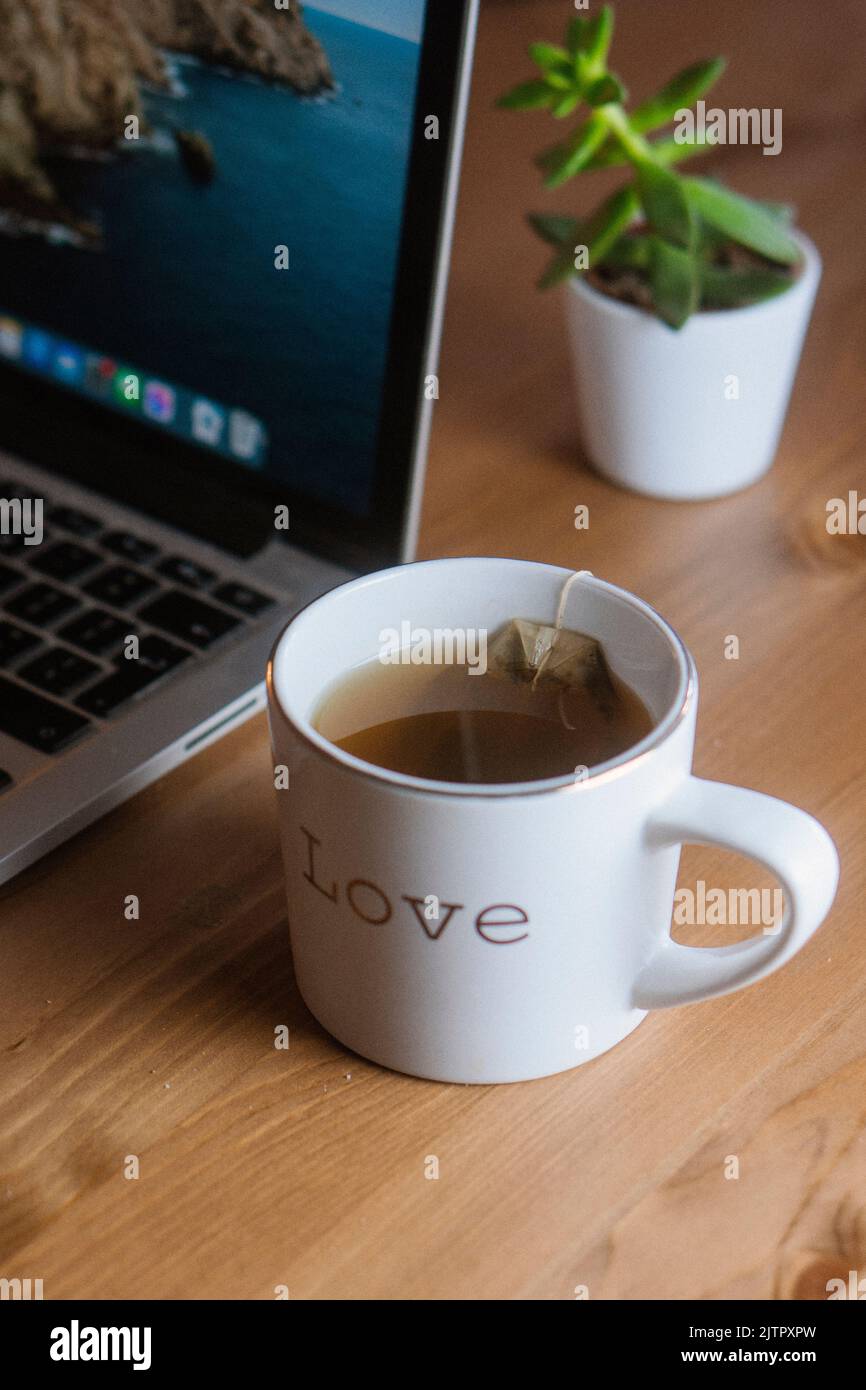 Office desk cup tea hi-res stock photography and images - Alamy