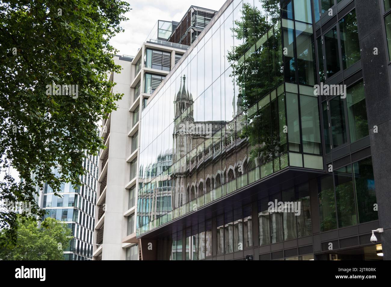 Reflection of the Maughan Library, King's College London, Fetter Lane ...