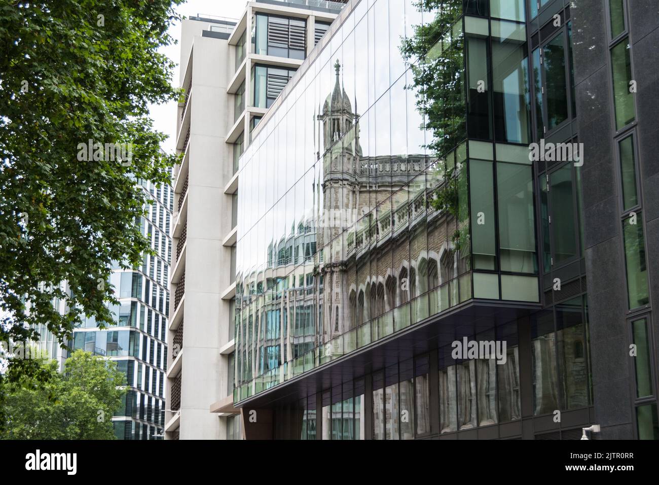 Reflection of the Maughan Library, King's College London, Fetter Lane ...
