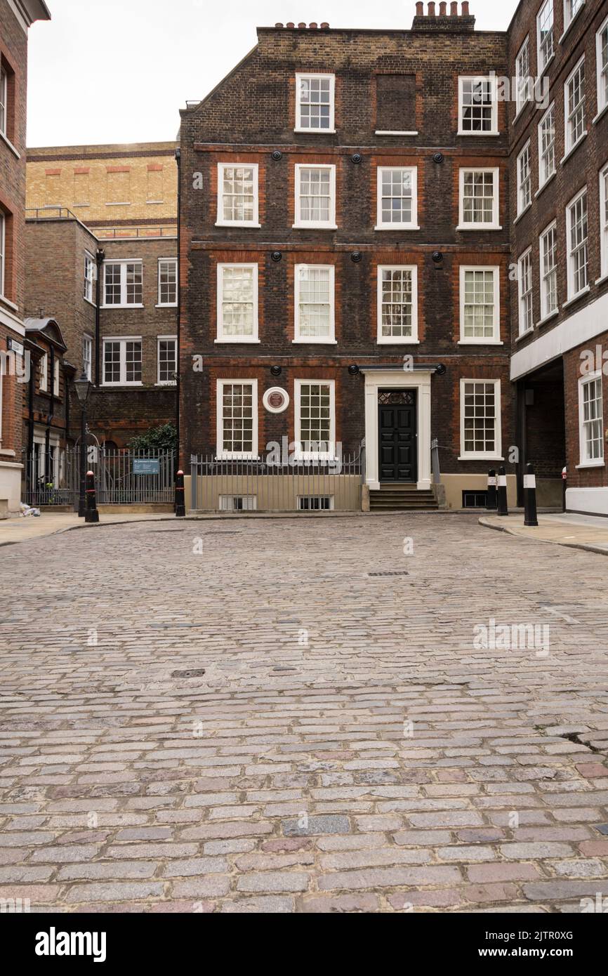 Gough Square and Johnson's Court adjacent to Dr Samuel Johnson's House ...