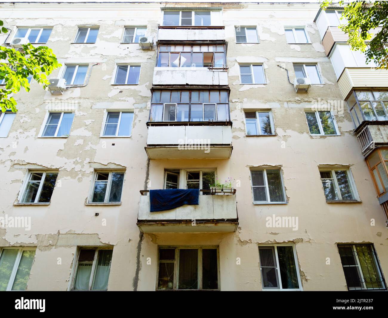 High rise building shabby hi-res stock photography and images - Alamy