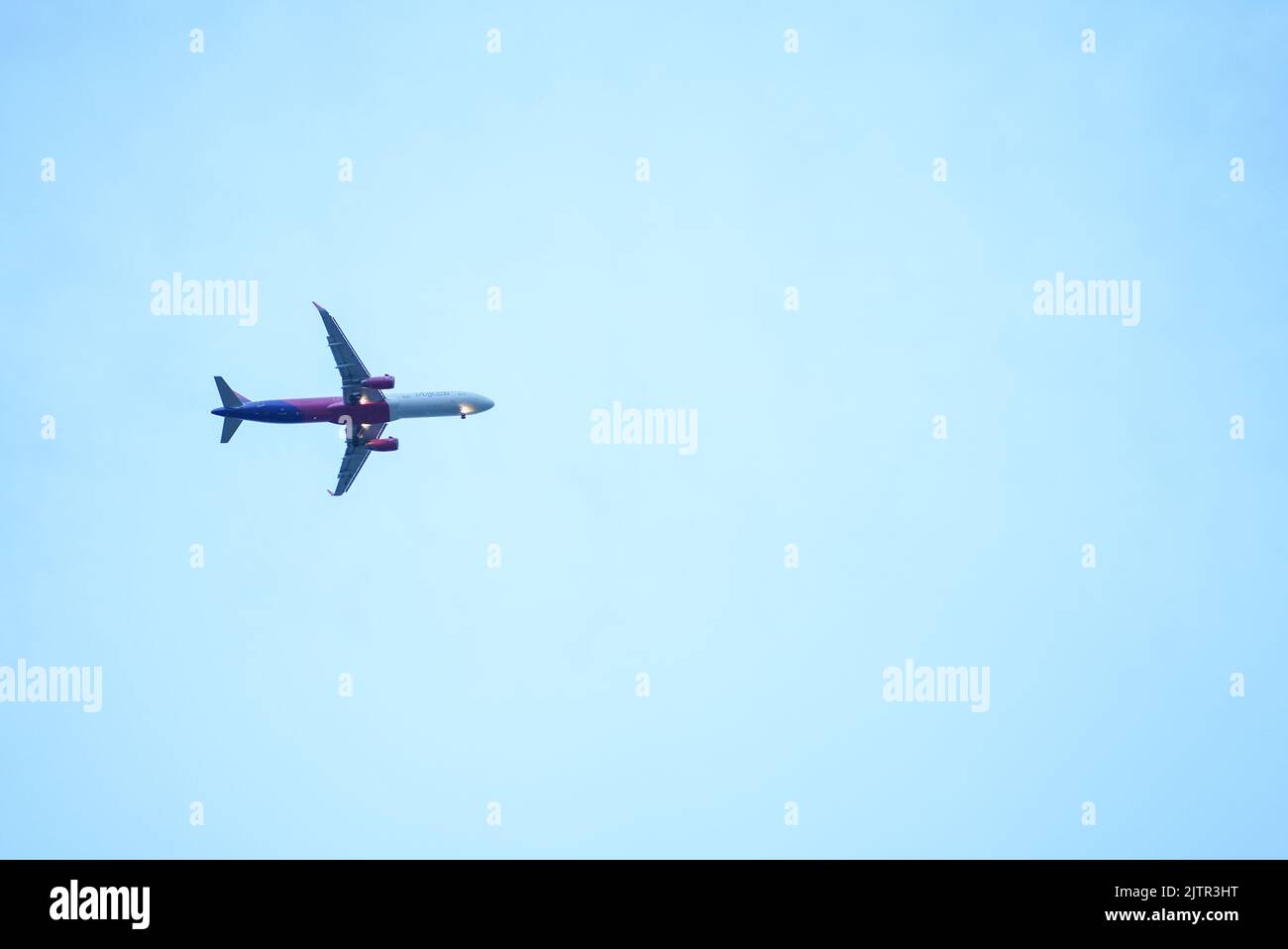 Airplane flying low hi-res stock photography and images - Alamy