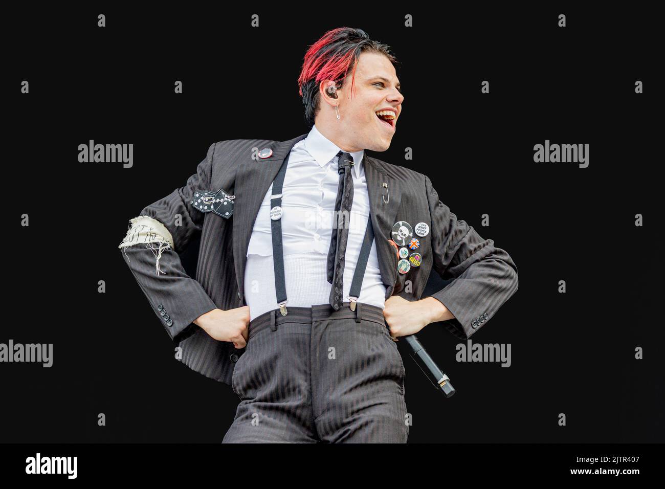 Yungblud bassist hi-res stock photography and images - Alamy