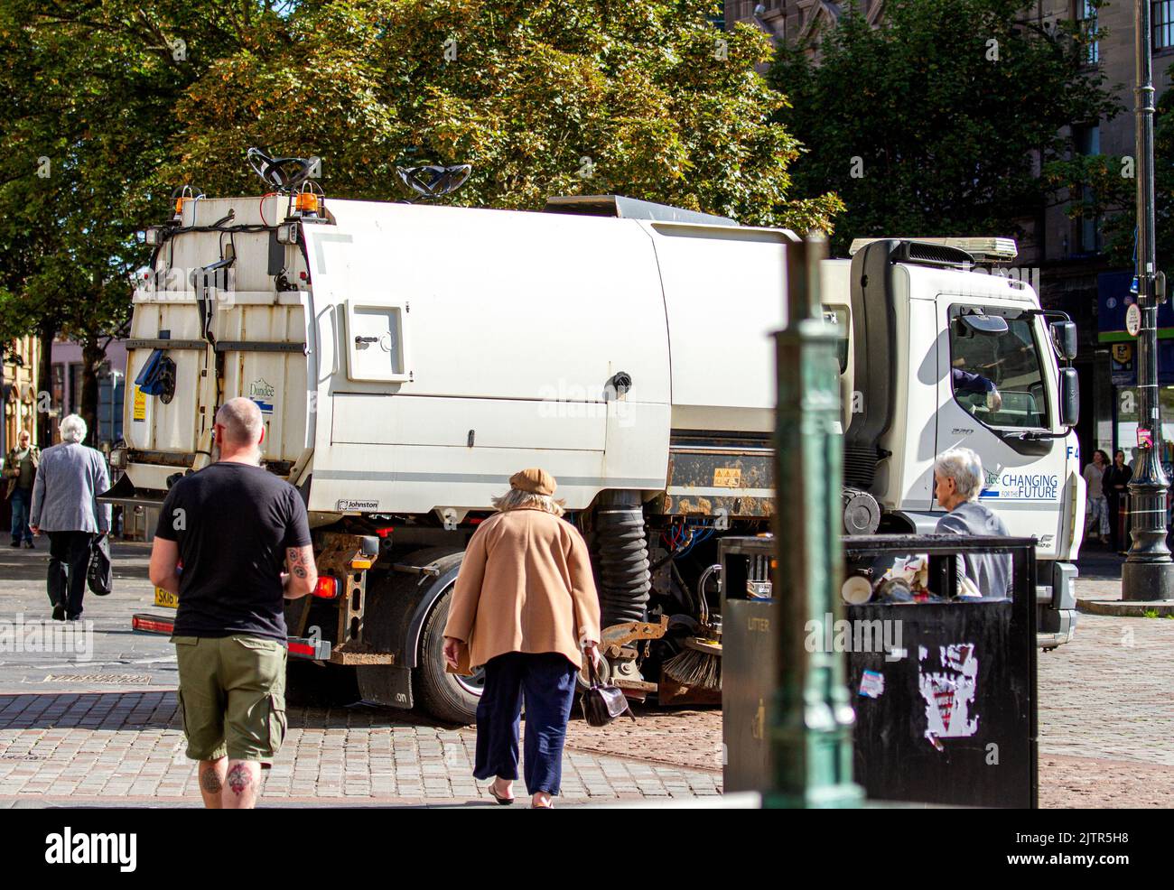 Street sweepers hi-res stock photography and images - Alamy