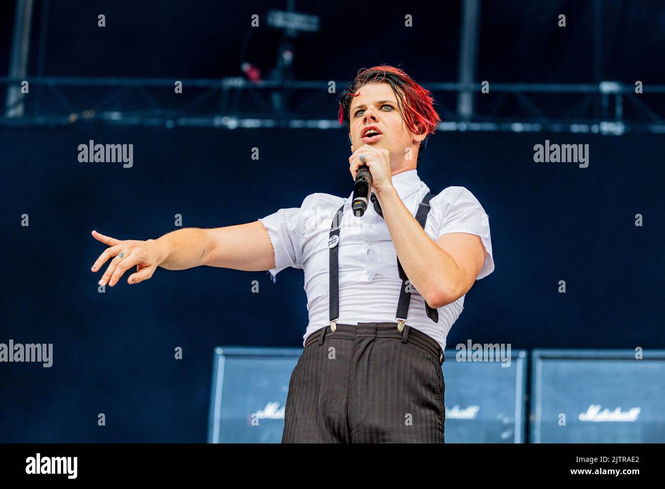 Yungblud sing hi-res stock photography and images - Alamy