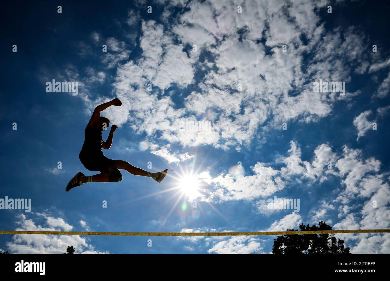 Slackline tricks hi-res stock photography and images - Alamy