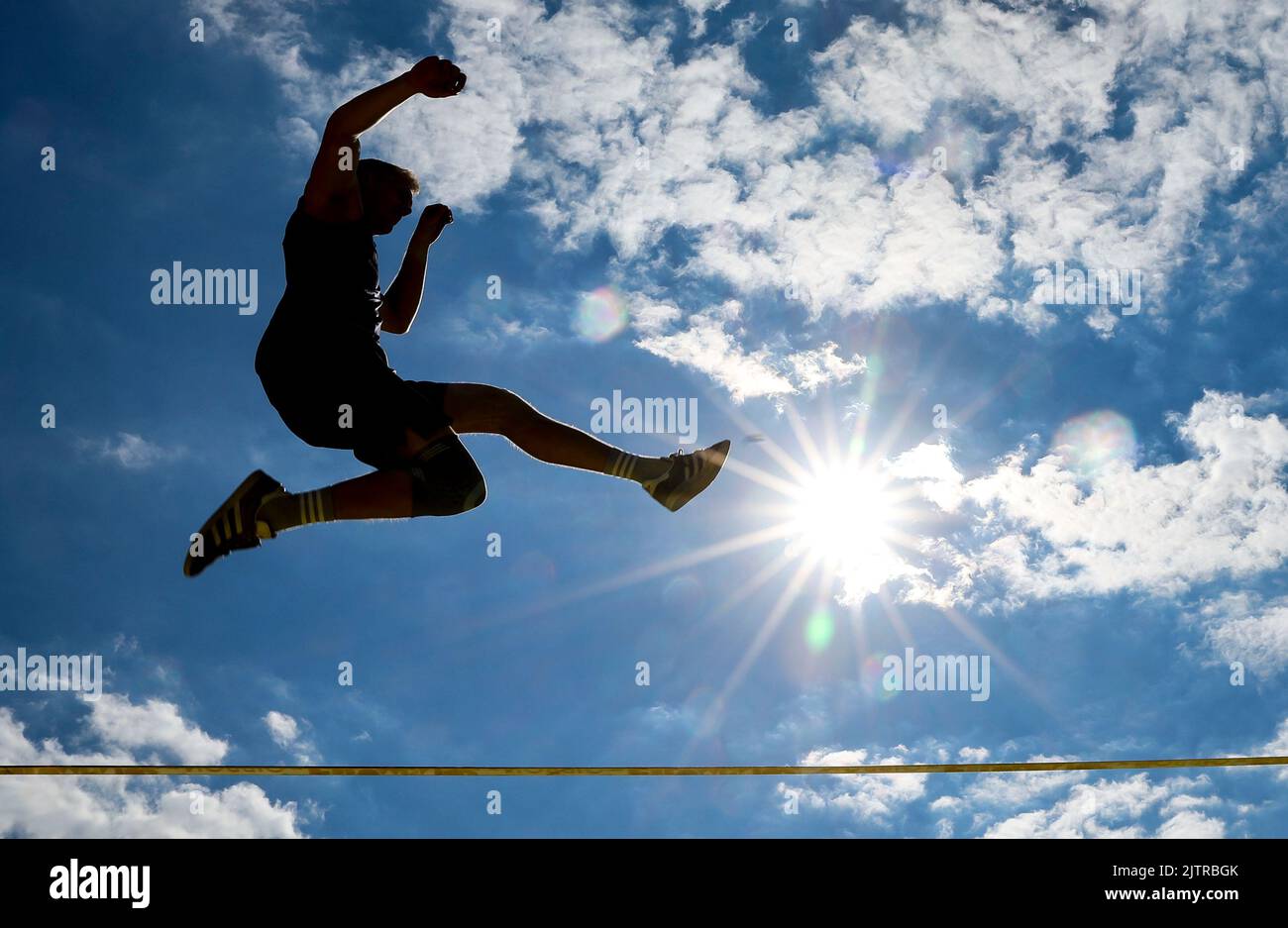 Slackline tricks hi-res stock photography and images - Alamy