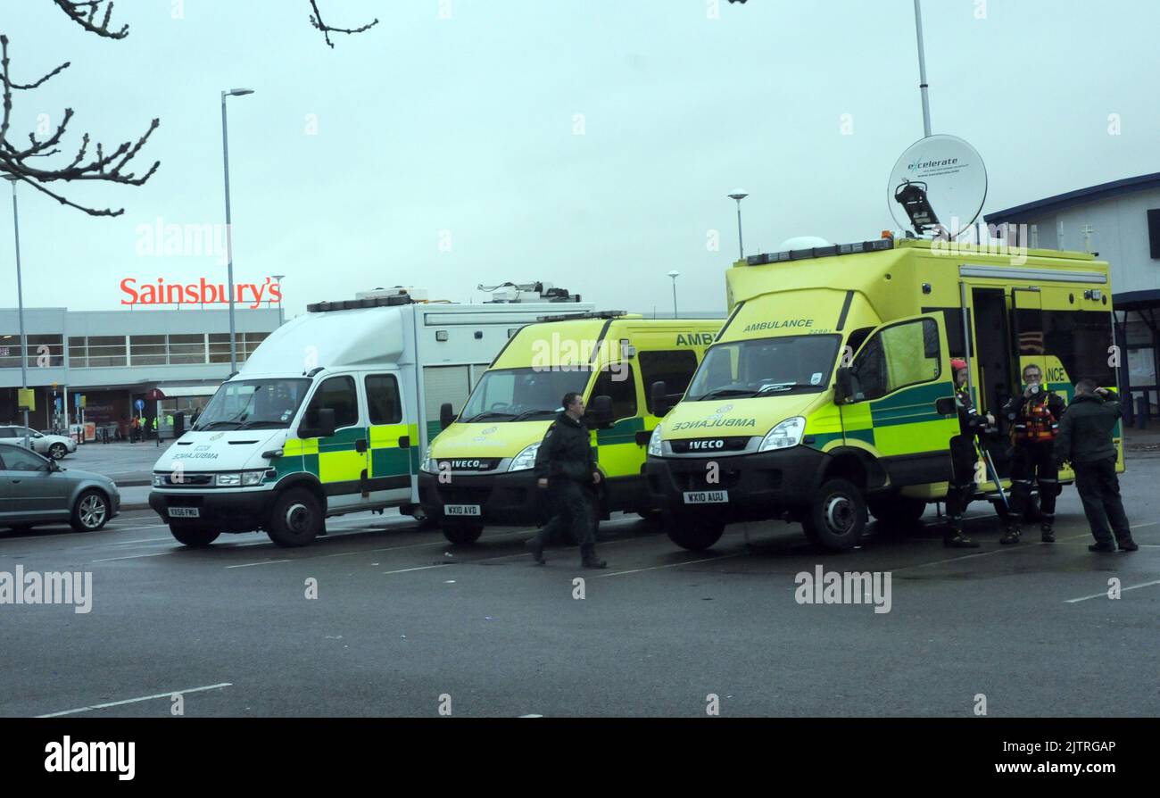 EMERGENCY SERVICES ON STANDBY AT WALLINGTON AS FLOODS THREATEN PIC MIKE ...