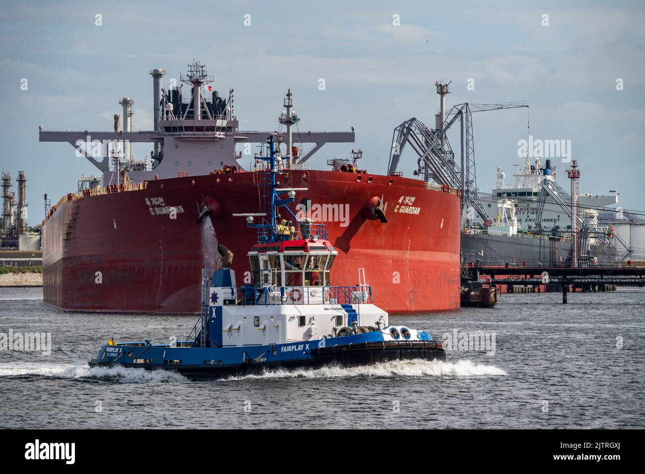 Petroleumhaven, Shell Terminal Europoort, crude oil tank farm, bulk ... Petroleumhaven, Shell Terminal Europoort, crude oil tank farm, bulk ...