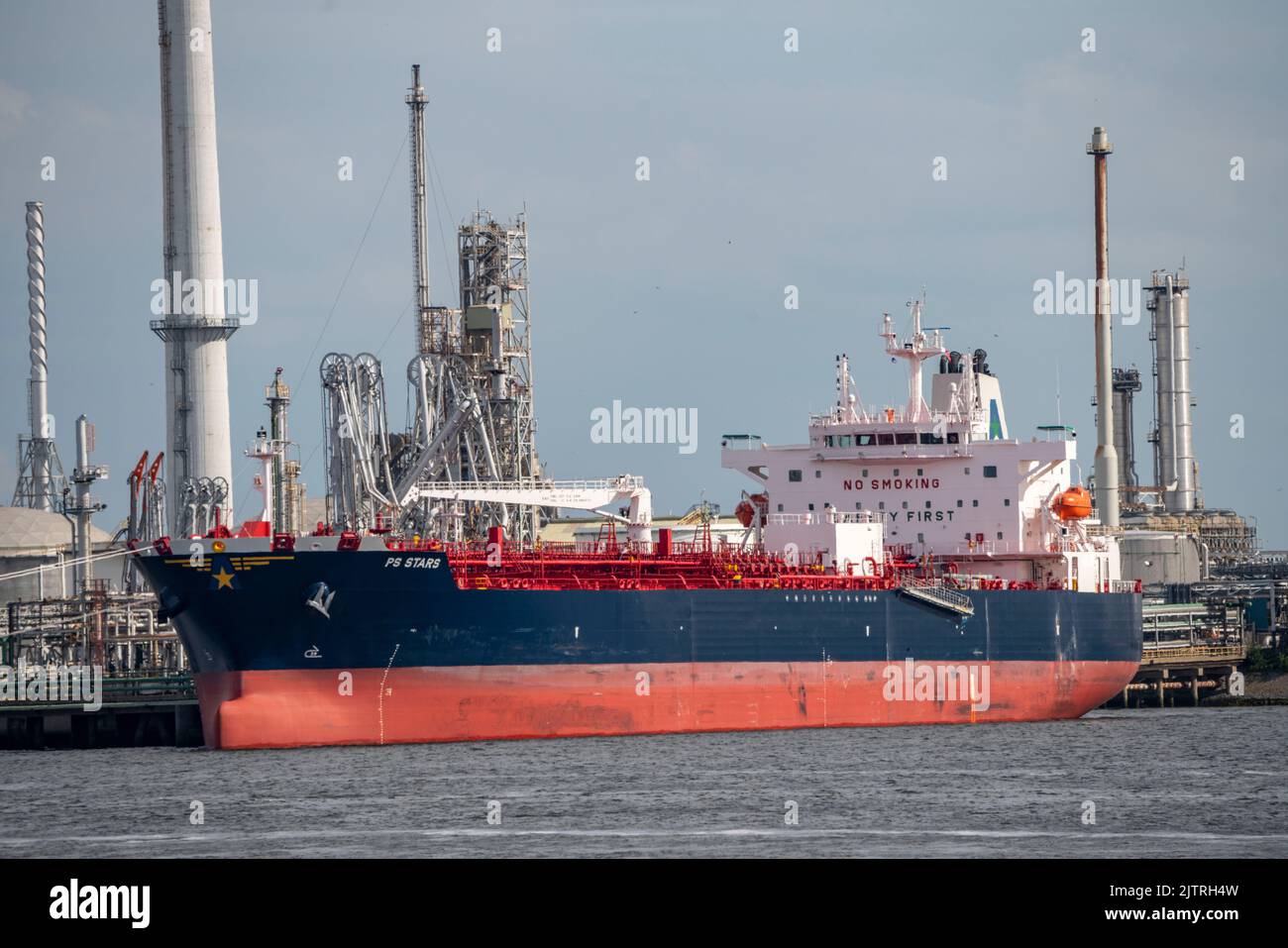 Petroleumhaven, Shell Terminal Europoort, crude oil tank farm, bulk ... Petroleumhaven, Shell Terminal Europoort, crude oil tank farm, bulk ...