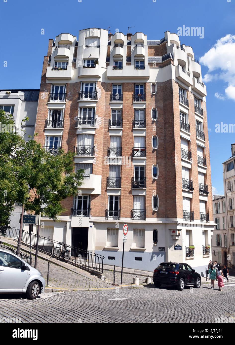 Paris apartment building facing the tiny Parc Jean-Baptiste Clément ...