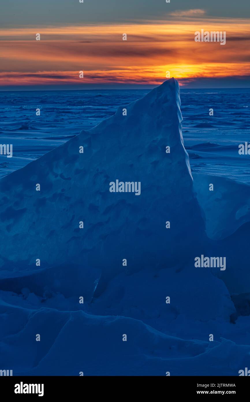 Light ice chunk waves hi-res stock photography and images - Alamy