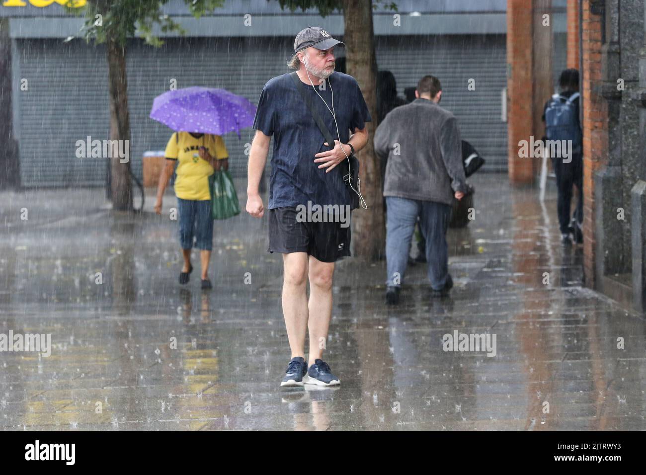 A man caught in the rain hi-res stock photography and images - Alamy