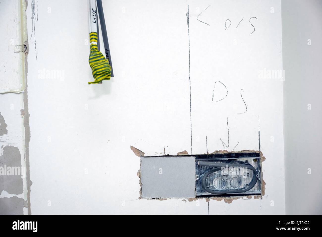 Dead electric wires Stock Photo - Alamy