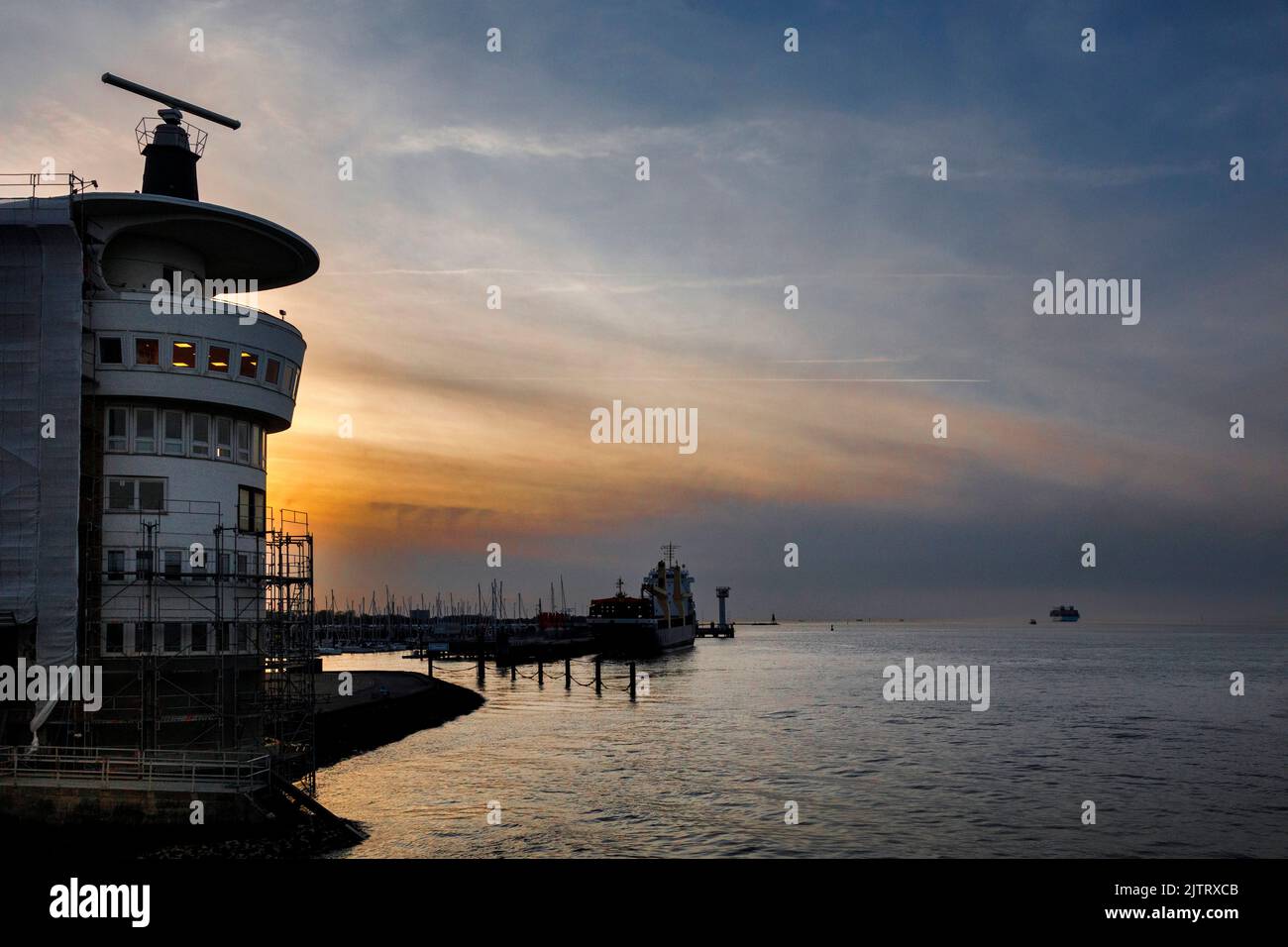 Elbe estuary in the North Sea in Cuxhaven, left the radar tower, behind ...