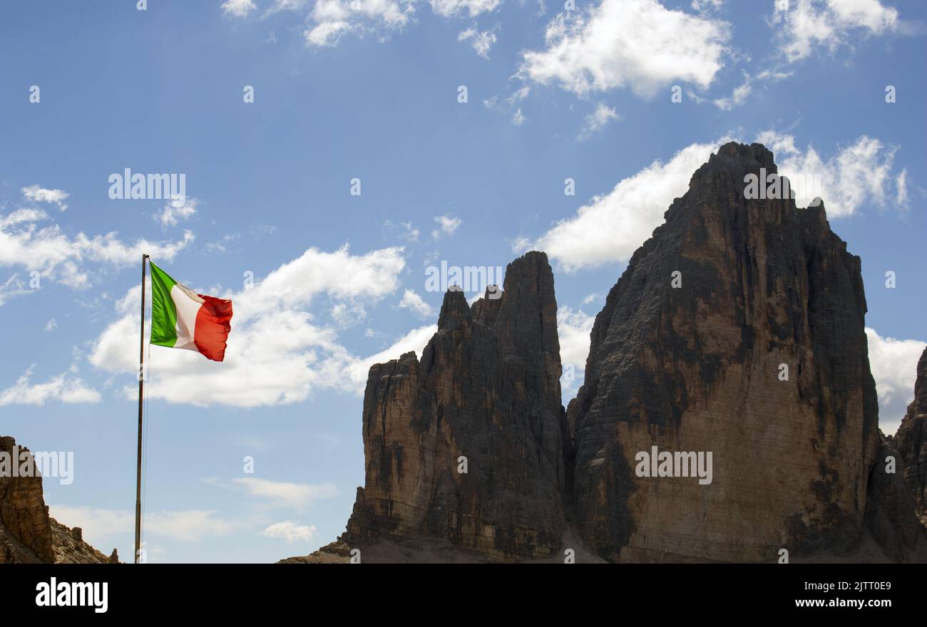 Italian flag on the Tre Cime di Lavaredo Stock Photo - Alamy