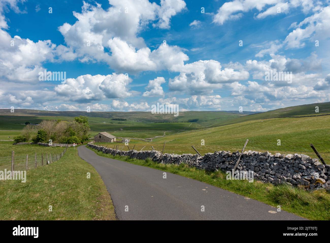 Country lane on Malham Moor looking north towards Brootes Lane ...