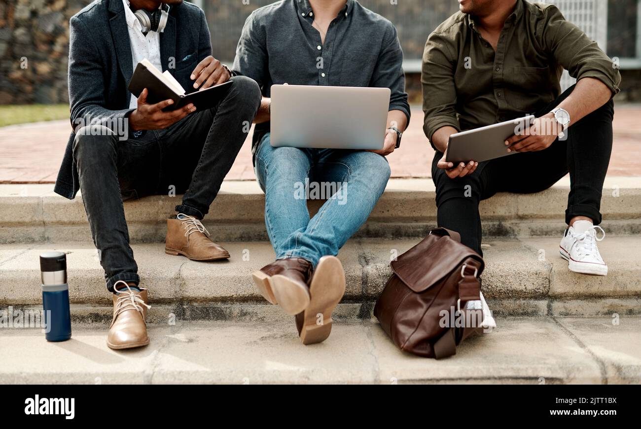 Students discussing outdoors hi-res stock photography and images - Alamy