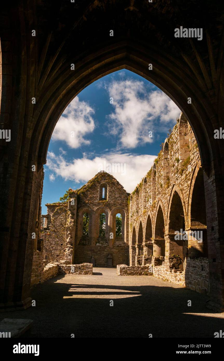 Pointed lancet windows hi-res stock photography and images - Alamy