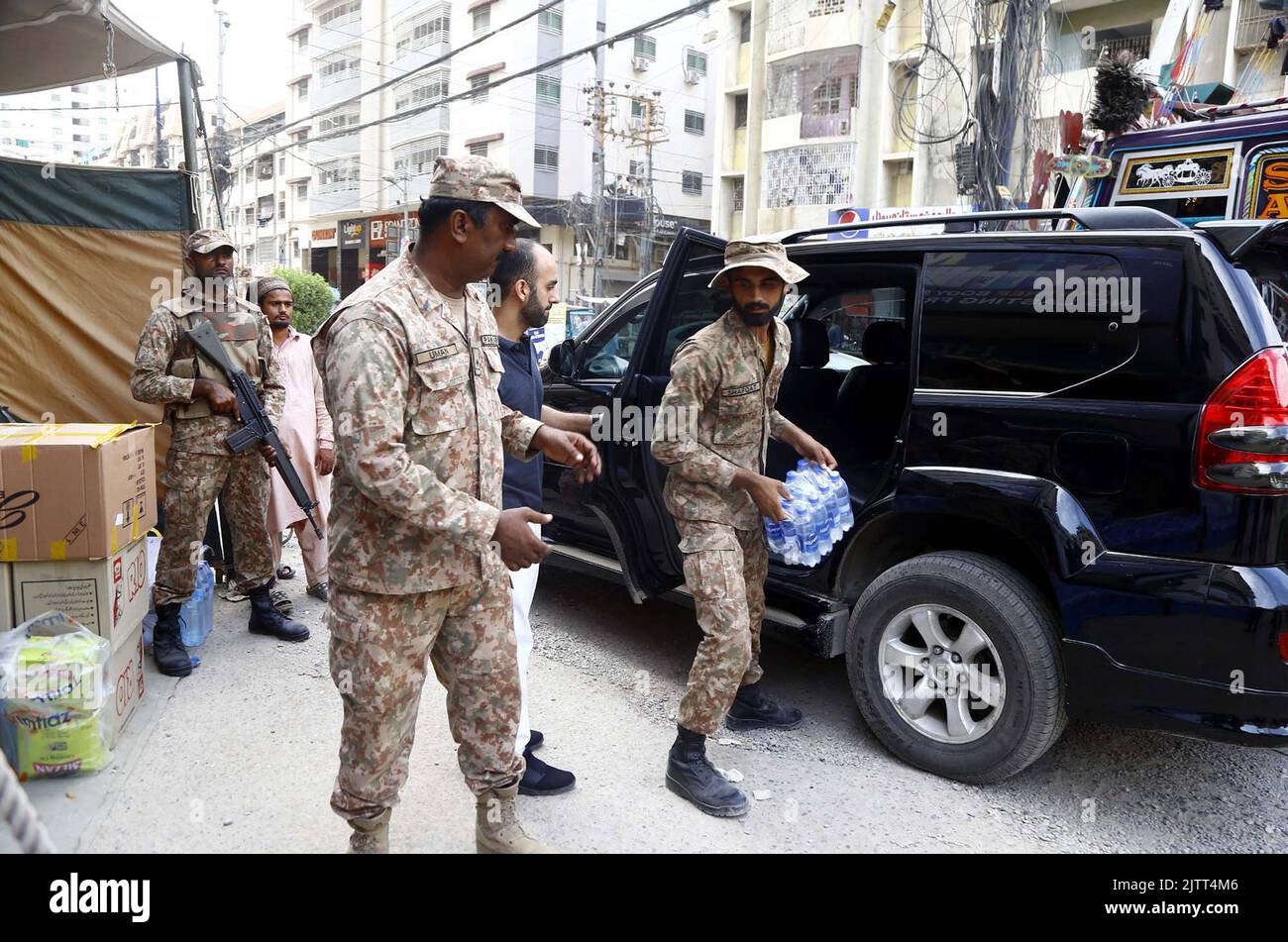 Pakistan Army established a flood relief camp for collecting donations ...