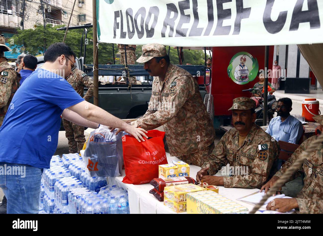 Pakistan Army established a flood relief camp for collecting donations ...