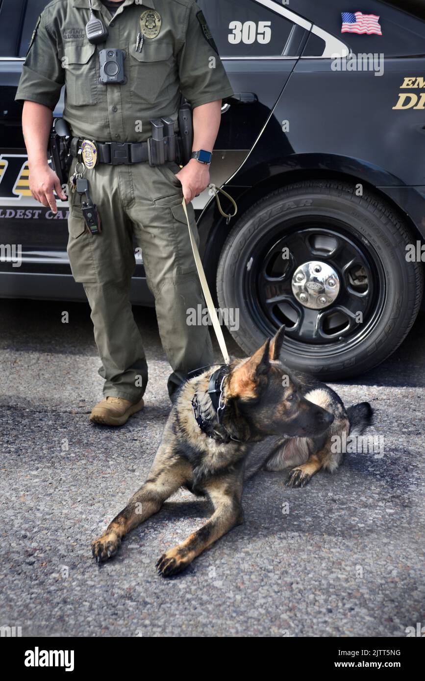 Police dogs us hi-res stock photography and images - Alamy