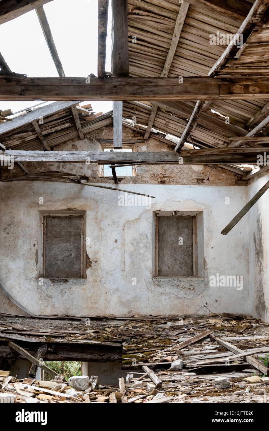 Old house ruins hi-res stock photography and images - Alamy