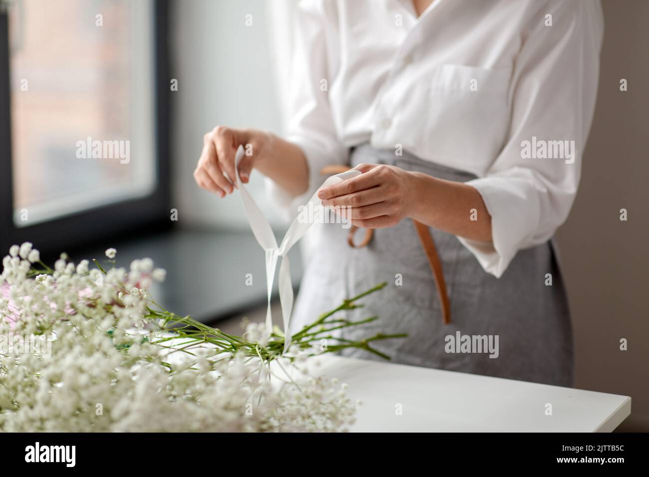 Woman making floral arrangement hi-res stock photography and images - Alamy