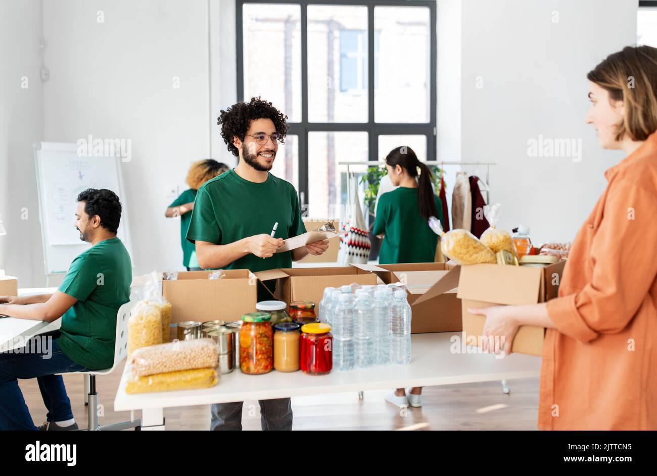 volunteer giving food at refugee assistance center Stock Photo - Alamy