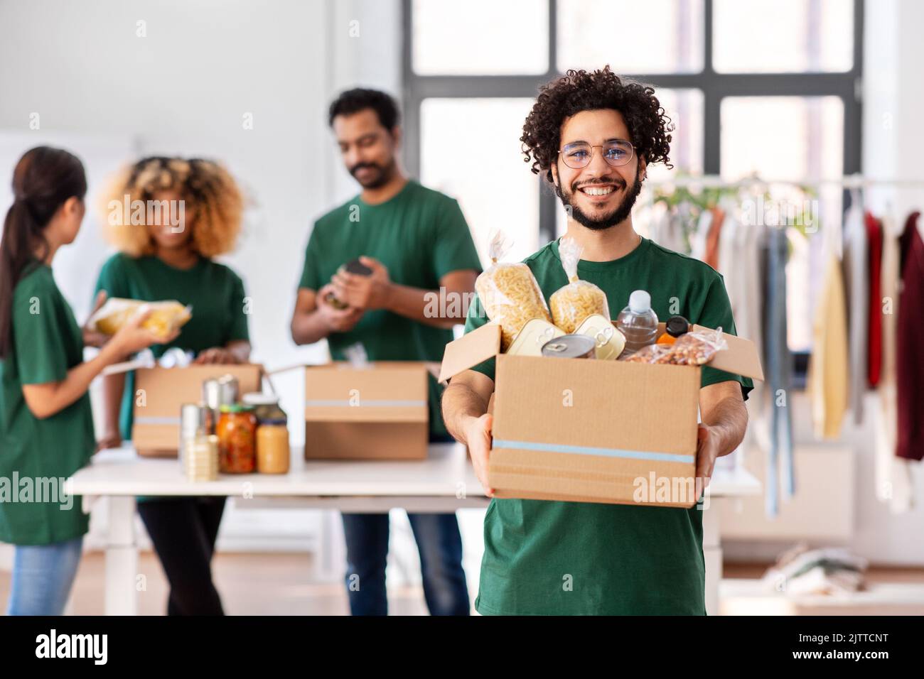 Young volunteers food distribution hi-res stock photography and images ...