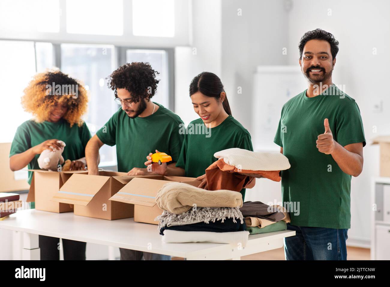Volunteers packing hi-res stock photography and images - Alamy