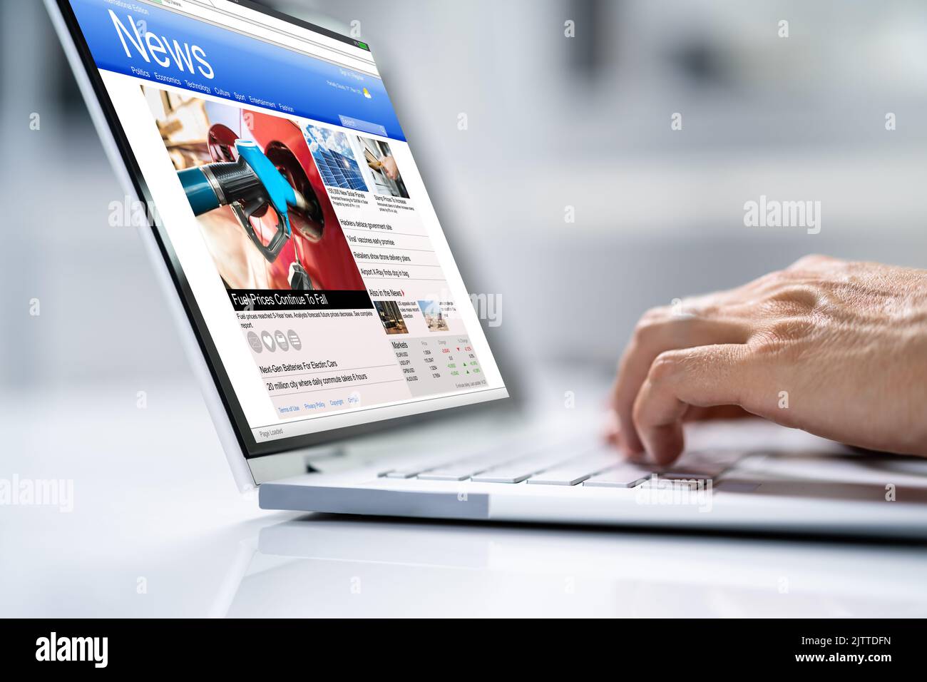 News computer hi-res stock photography and images - Alamy