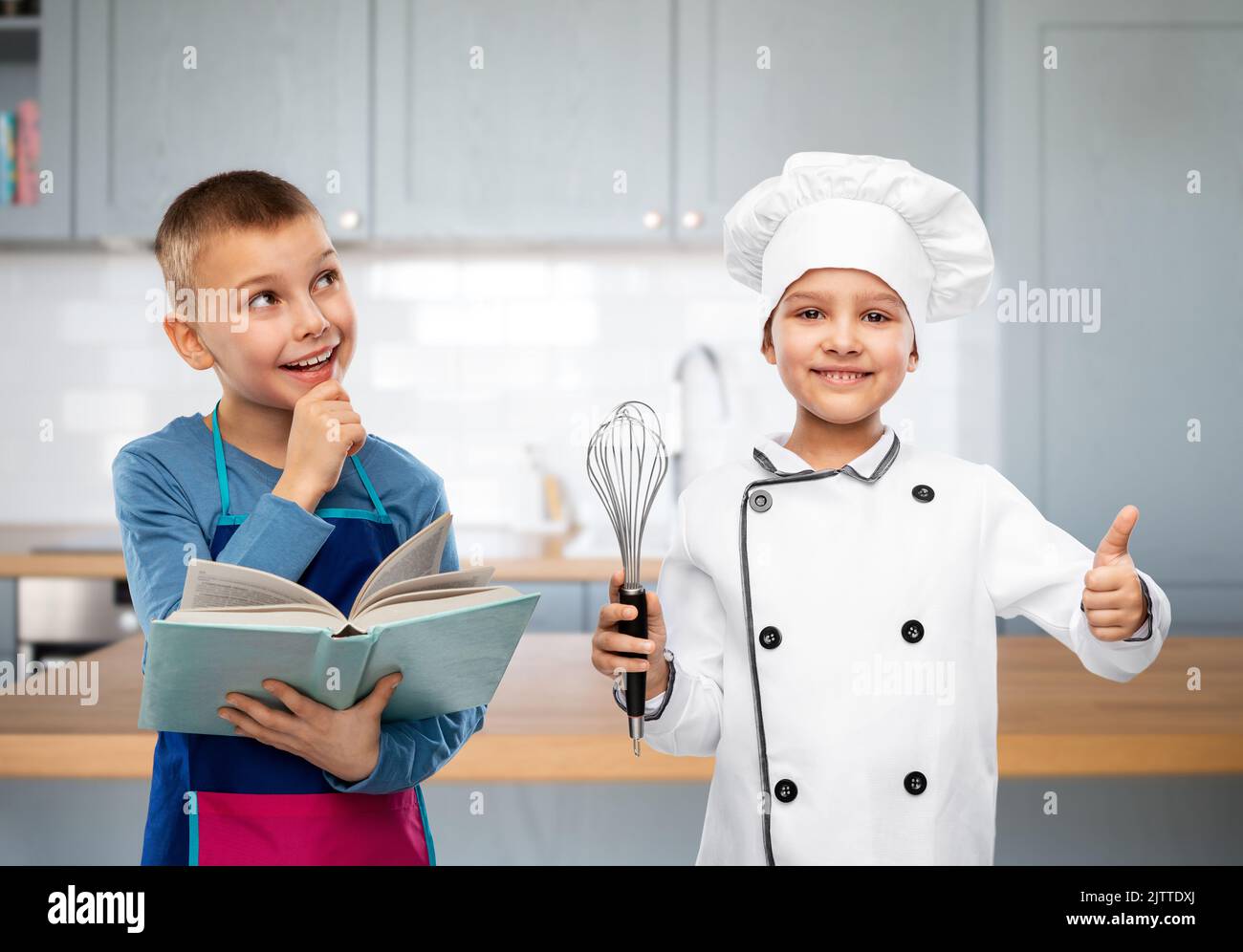 Showing children how to cook hi-res stock photography and images - Alamy