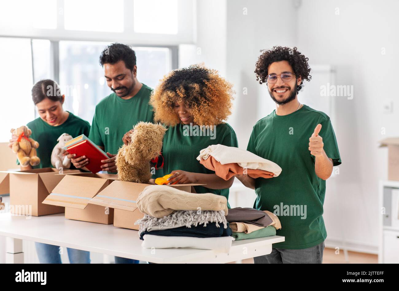 Volunteers packing hi-res stock photography and images - Alamy