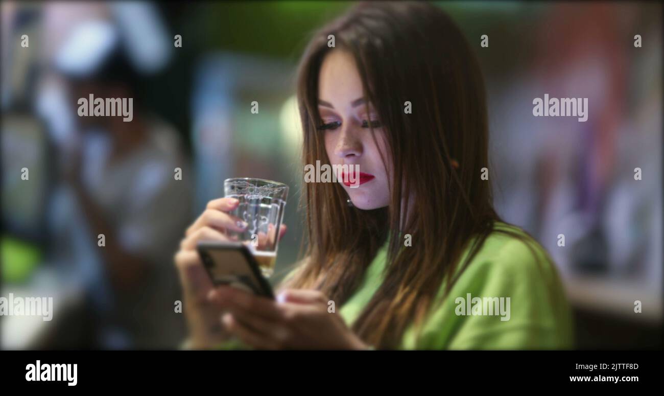 Girl holding phone nightclub hi-res stock photography and images - Alamy
