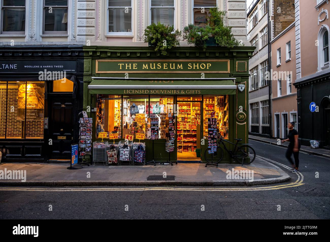 Gift shop museum london hi-res stock photography and images - Alamy