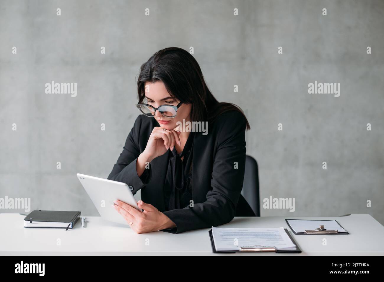 Successful business woman hi-res stock photography and images - Alamy