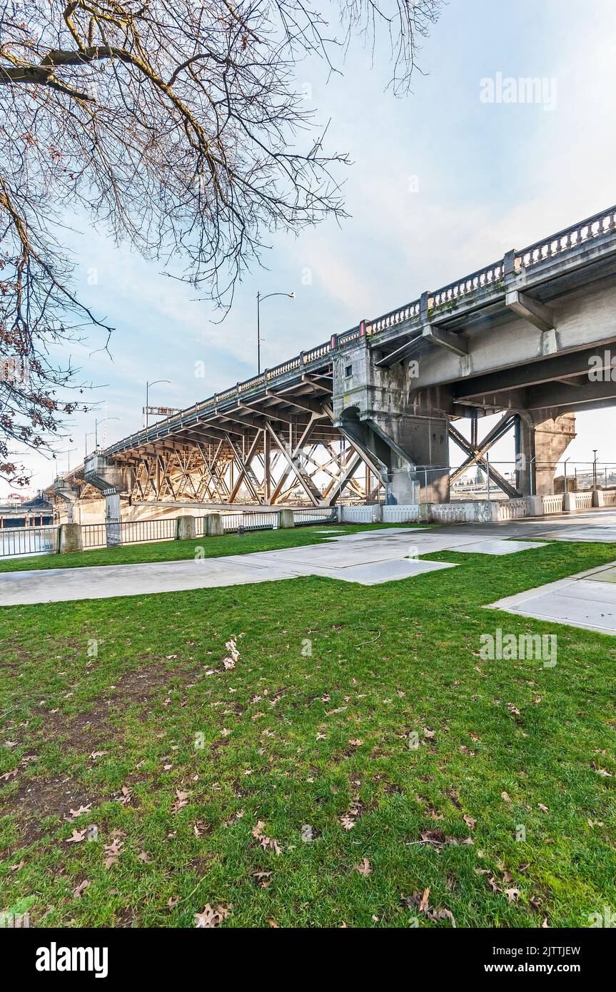 The Burnside Bridge as viewed looking SE on the Willamette River in ...
