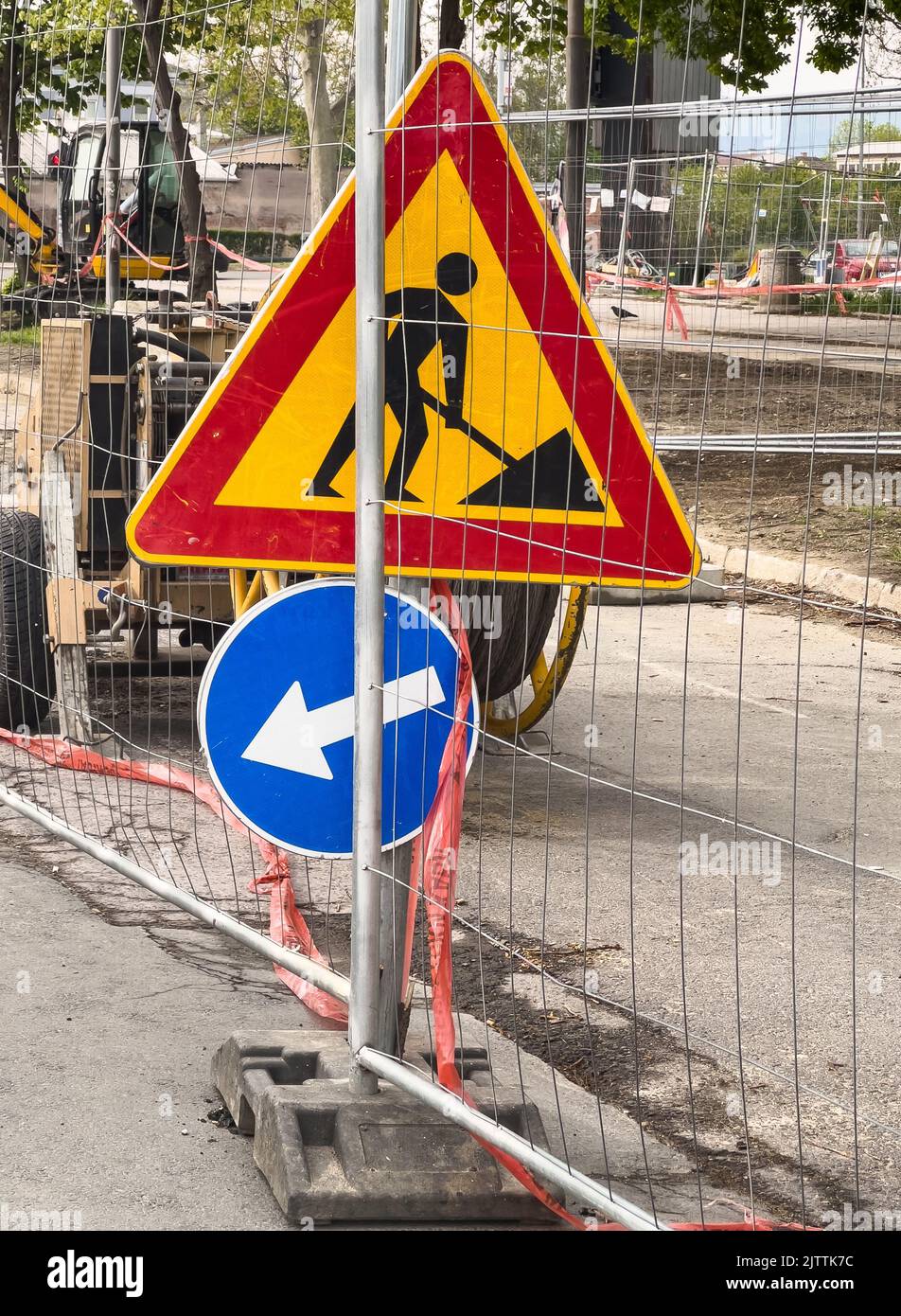 Under construction triangle hi-res stock photography and images - Alamy