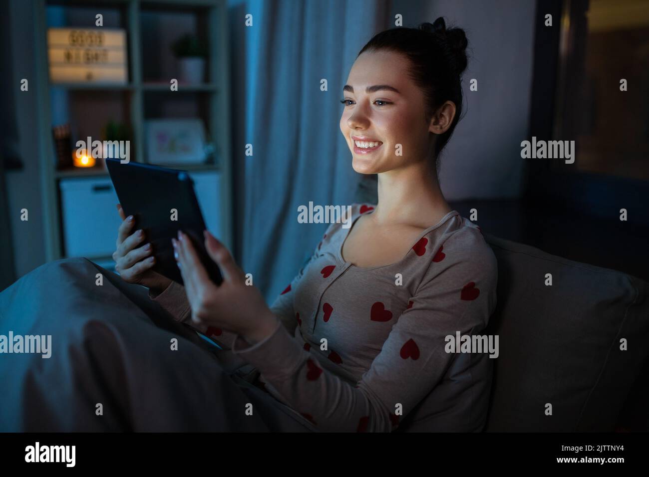 teenage girl with tablet pc in bed at night Stock Photo - Alamy