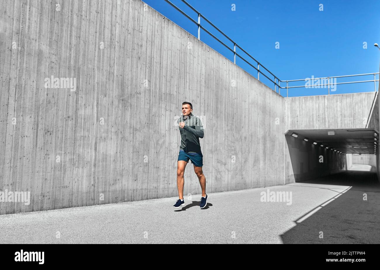 Man running up wall hi-res stock photography and images - Alamy
