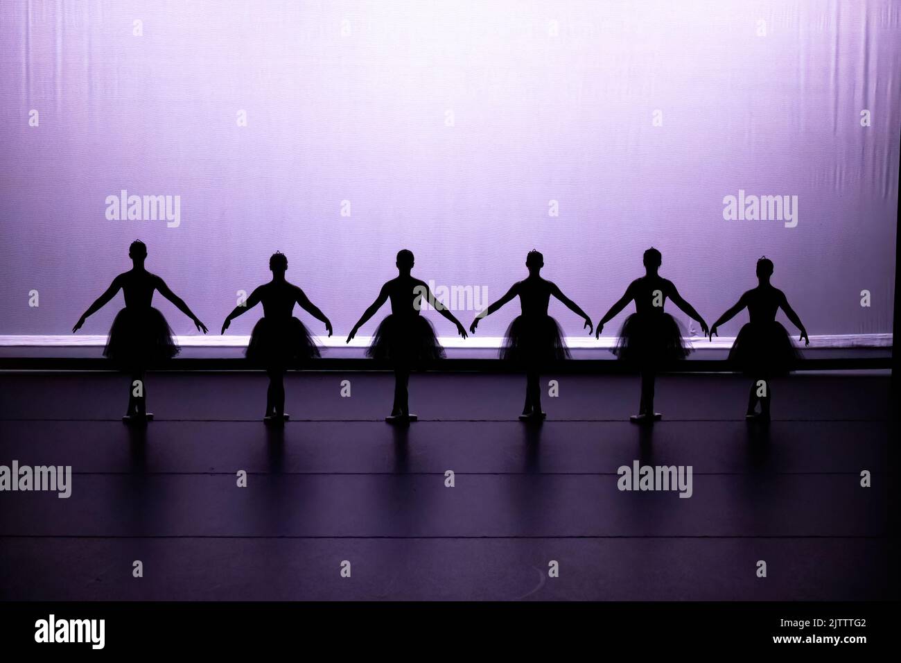 Stage performance art hi-res stock photography and images - Alamy