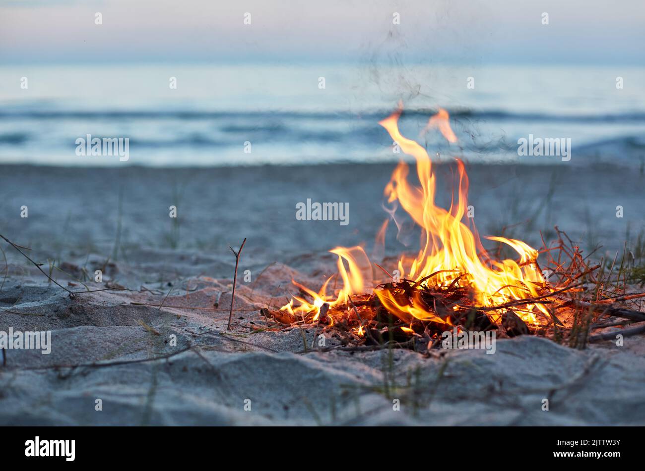 Campfire camping pebble hi-res stock photography and images - Alamy