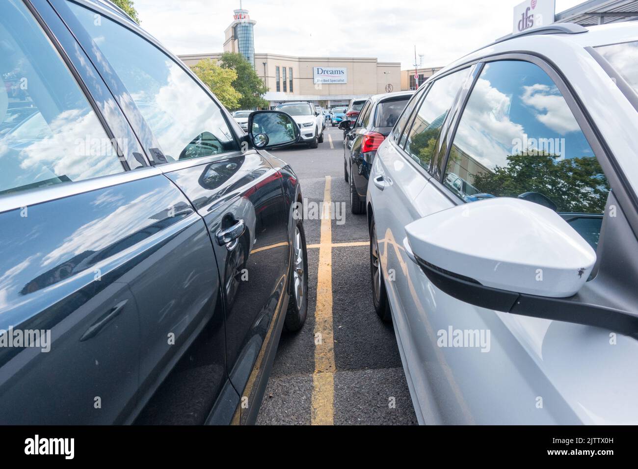 Squeezed parking hi-res stock photography and images - Alamy