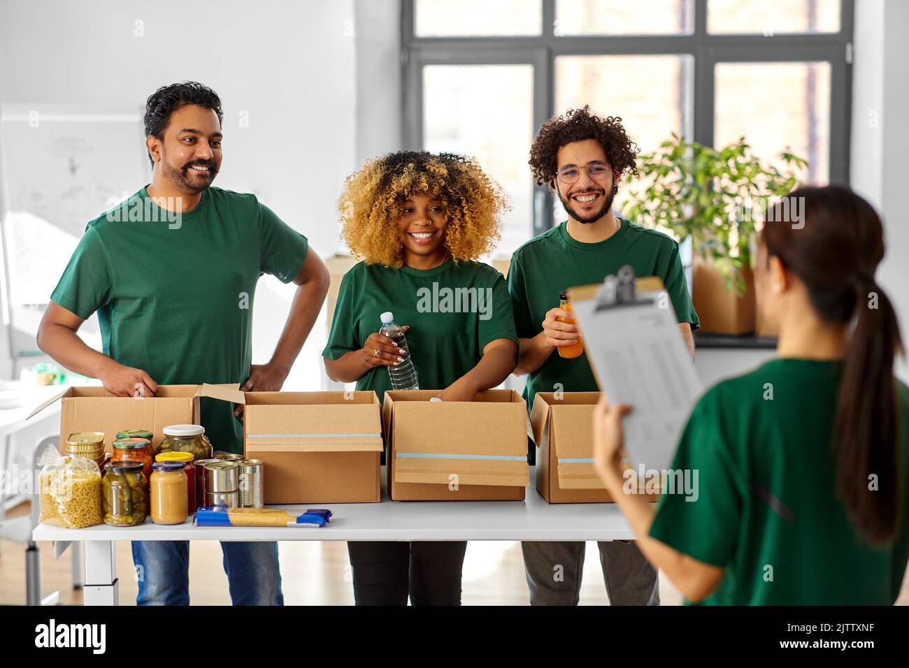 Clipboard team volunteer people hi-res stock photography and images - Alamy