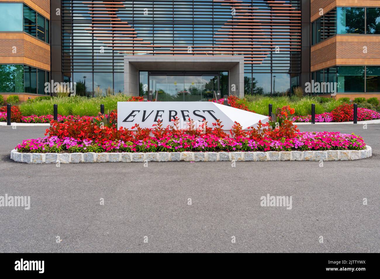 Everest re logo hi-res stock photography and images - Alamy