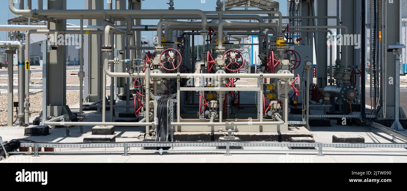 Sophisticated gas reduction plant with pressure reduction for further ...